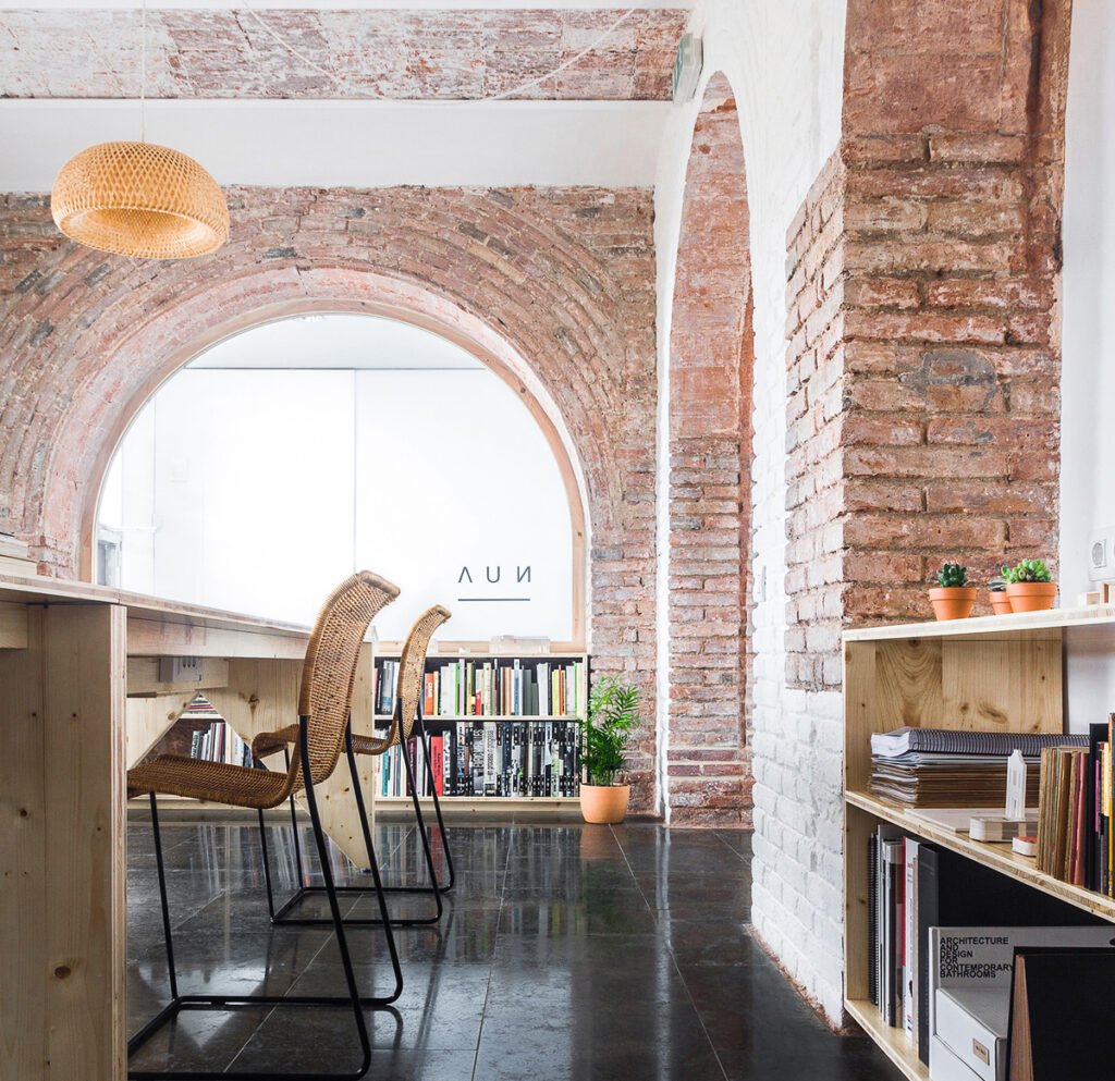 NUA arquitectures > Transformation of an old store into a studio | HIC