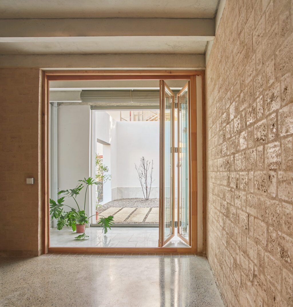 Peris + Toral > Raw Rooms. Casas de tierra | HIC